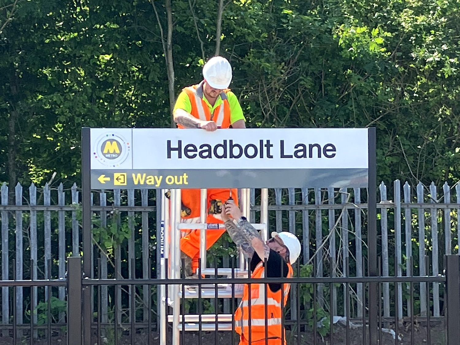 Managing a complex signage installation