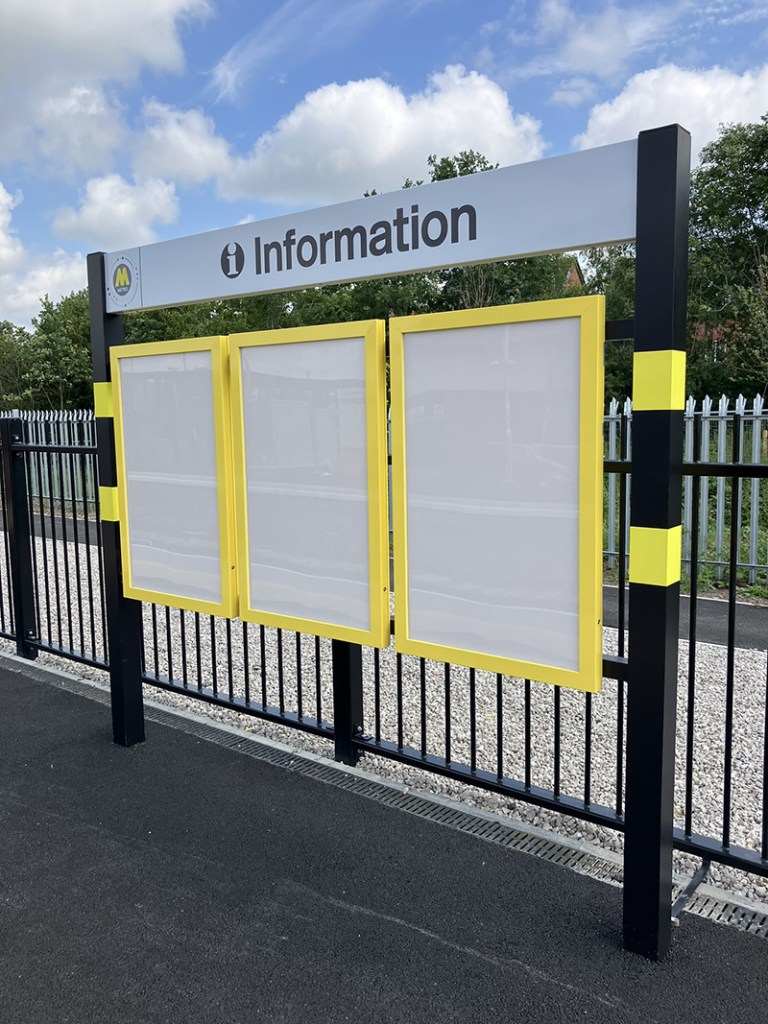 Managing a complex signage installation